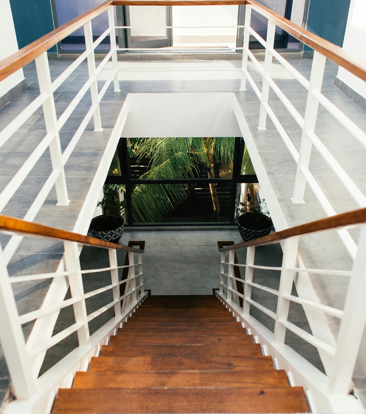 Banister vs Railing: Understanding the Key Differences – SI Handrails