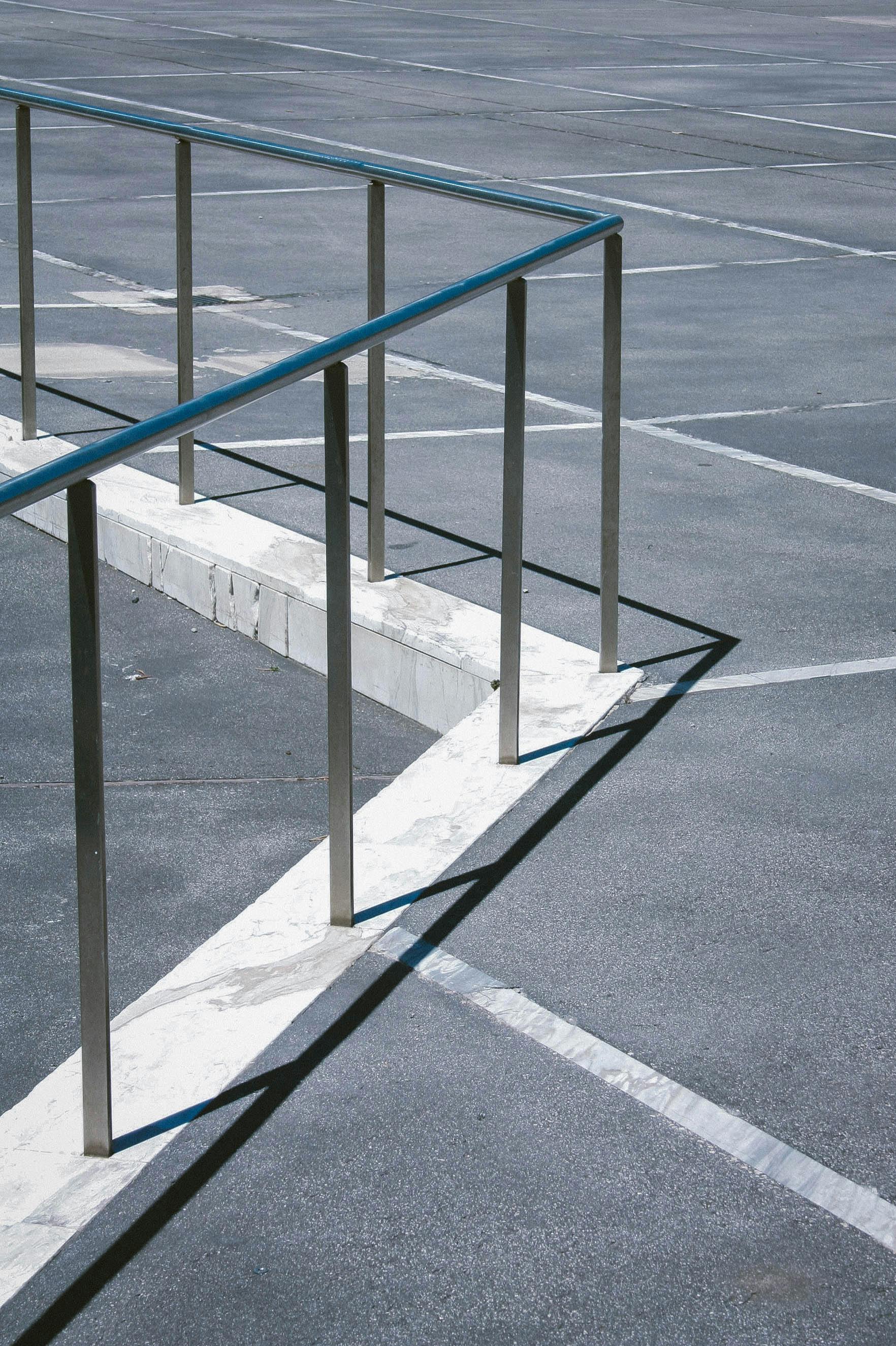 6 Great Examples of the Best Handrails for Concrete Steps – SI Handrails